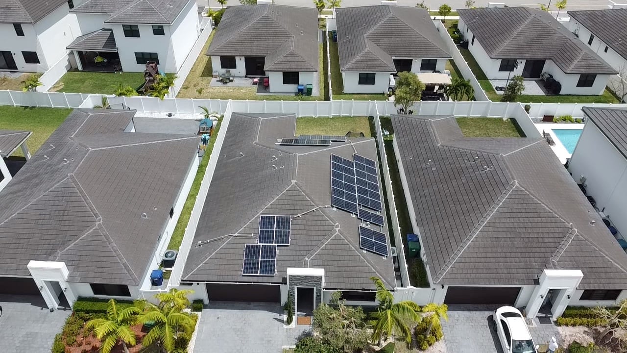 Paneles Solares Populares en Miami y Broward: Una Comparación Técnica